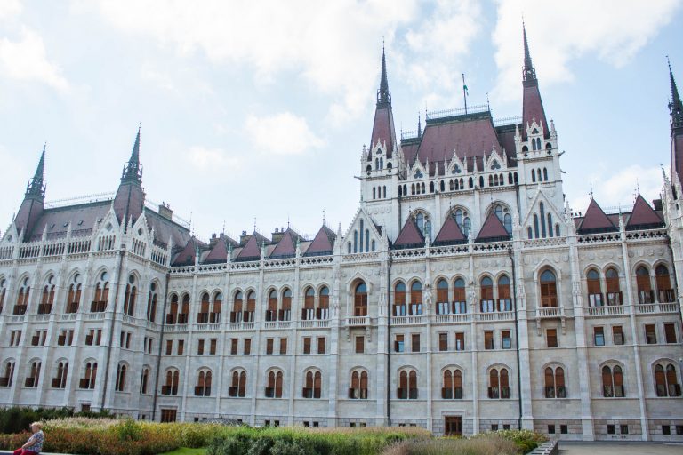 The Best Visitor's Guide to Budapest's Stunning Hungarian Parliament ...