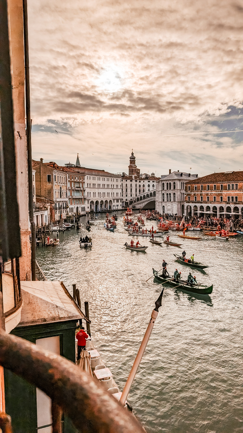 Everything You Need to Know About Venice’s Regata dei Babbi Natale ...